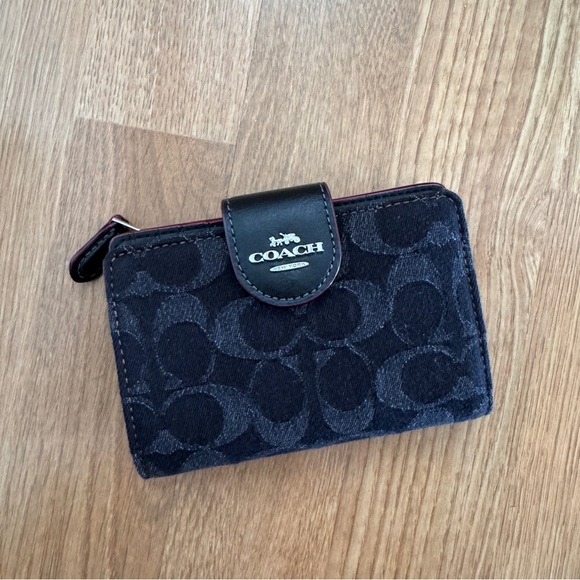 Coach | Bags | Coach Medium Corner Zip Wallet In Signature Denim Cp435 ...